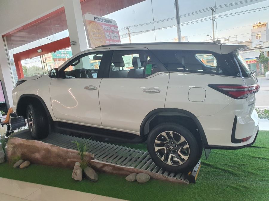 TOYOTA FORTUNER 2.8 (4X4) LEGENDER MÀU TRẮNG GIAO NGAY